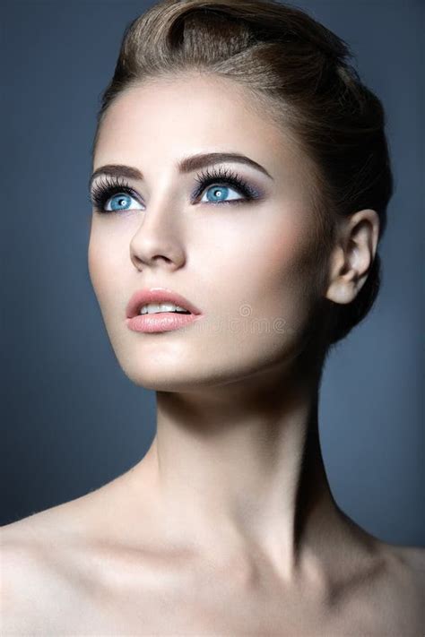 Bella Ragazza Con Un Trucco Naturale Leggero Fronte Di Bellezza