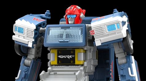 Slideshow Transformers X Stranger Things Freakwency And 8 Trax Figures Image Gallery
