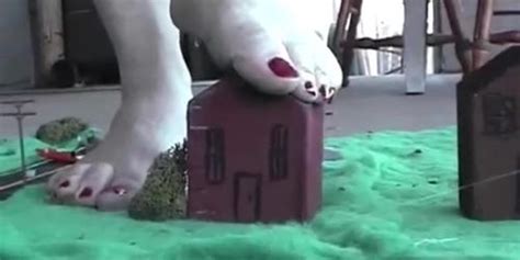 Giantess Deeane Crush City