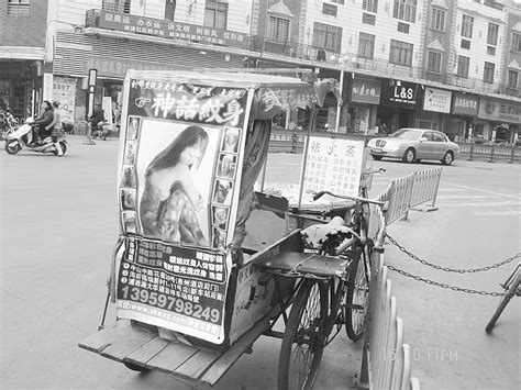 破三轮车，载着“裸女”满街跑！ 新闻中心 新浪网
