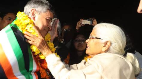 Qatar से रिहा होकर घर पहुंचे कैप्टन सौरभ बेटे को देख मां के छलके आंसू पिता ने कह दी ये बात