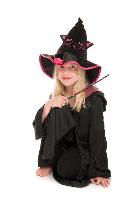 Jovencita Rubia Feliz Vestida Con Un Sombrero De Brujas Y Una Manta Sosteniendo Una Manga Imagen