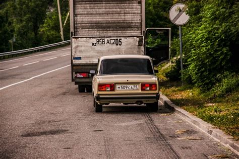 낮 동안 도로에서 흰색과 검은 색 자동차 사진 Unsplash의 무료 자동차 이미지