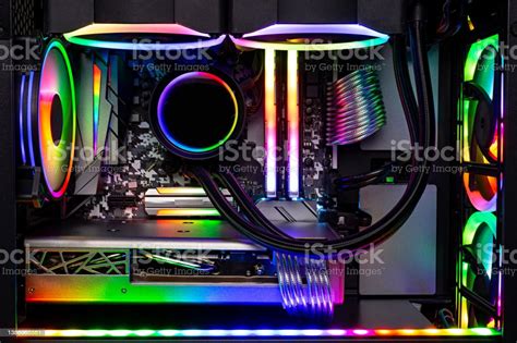내부 보기 블랙 하이 엔드 사용자 정의 다채로운 밝은 무지개 Rgb Led 게이밍 Pc 컴퓨터 전원 하드웨어 및 기술 개념 배경 데스크탑 컴퓨터에 대한 스톡 사진 및 기타