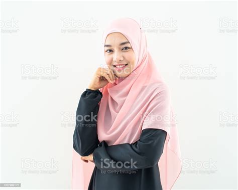 회색 배경에 고립 된 혼합 포즈와 제스처와 비즈니스 복장과 히잡을 입고 아시아 아름다운 무슬림 젊은 여성의 절반 길이 초상화 기술 비즈니스 금융 테마에 적합합니다 아라비아에