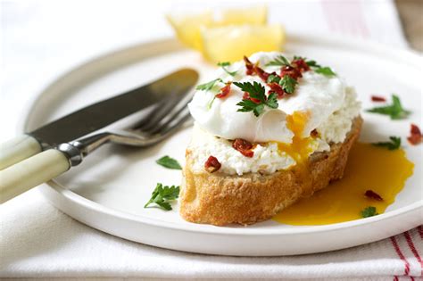 코 티 지 치즈와 바삭한 바게트 토스트 계란 데친 고 밝은 배경에 토마토 건조 0명에 대한 스톡 사진 및 기타 이미지 0명 가루로 빻은 건강한 식생활 Istock