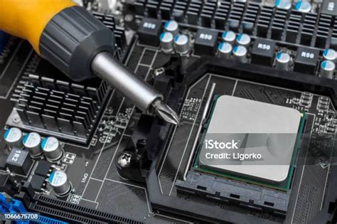 컴퓨터 마더보드에 스크루 드라이버입니다 컴퓨터 서비스 개념입니다 Cpu에 대한 스톡 사진 및 기타 이미지 Cpu 개념 개선 Istock