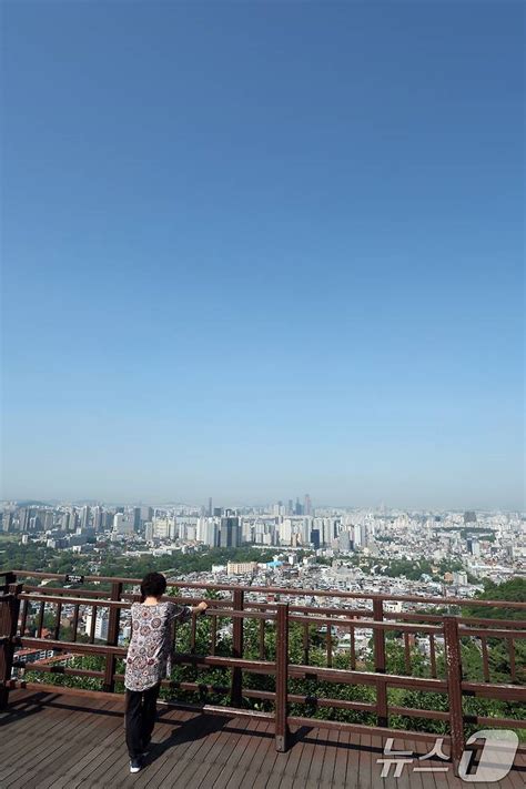 구름 없는 맑은 하늘 초여름 더위가 온다