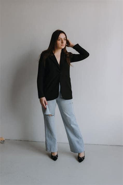 간단한 복장 갈색 머리 검은 구두 까만 재킷 데님 매끄러운 모델 미니멀리스트 미니멀리스트 패션 블랙 앤 데님 서있는 포즈 세련된 복장 수직 쐈어