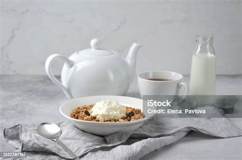 그래놀라와 요구르트를 곁들인 접시 주전자 차와 우유가 있는 병이 배경에 담긴 컵 0명에 대한 스톡 사진 및 기타 이미지 0명 갈색 건강한 생활방식 Istock