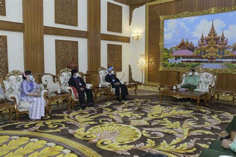 အမိနိုင်ငံတော်၏ အရိပ်အာဝါသအောက်တွင် အတူတကွနေထိုင်နေကြသူများ ဖြစ်သည့်အတ