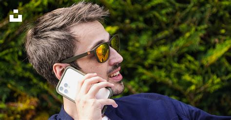 휴대 전화로 통화하는 사람 사진 Unsplash의 무료 선글라스 이미지