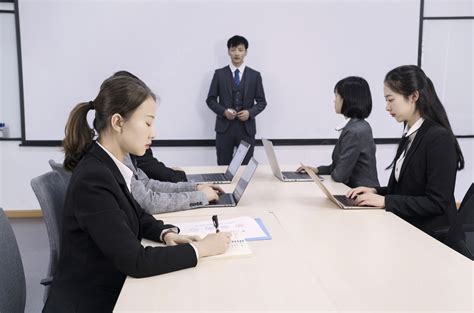 직장 회의 회의 사진 직업 남자들 사무실 배경 일러스트 및 사진 무료 다운로드 Pngtree