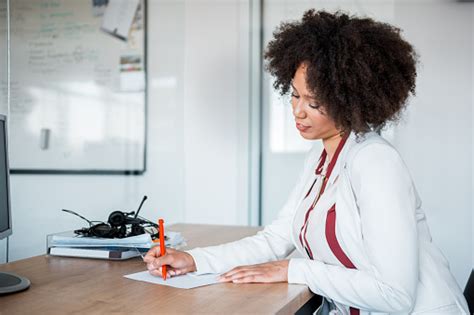 사무실에서 그녀의 메모장에 쓰는 아프리카계 미국인 사업가 30 39세에 대한 스톡 사진 및 기타 이미지 30 39세 곱슬 머리 긍정적인 감정 표현 Istock