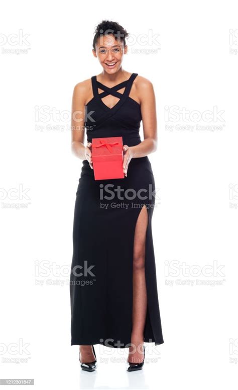 흰색 배경 앞에서 드레스를 입고 선물 상자를 들고있는 아프리카 계 미국인 인종 젊은 여성 20 24세에 대한 스톡 사진 및 기타 이미지 20 24세 20 29세