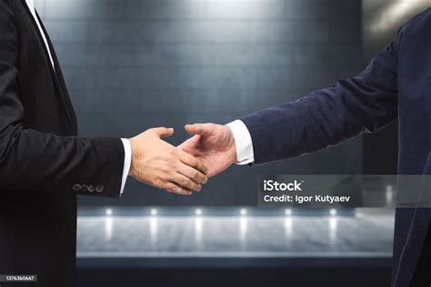비즈니스 센터의 야간 외관 내부자 컨셉 클로즈업의 배경에 두 명의 사업가가 악수 무역에 대한 스톡 사진 및 기타 이미지 무역 동업 직업 Istock