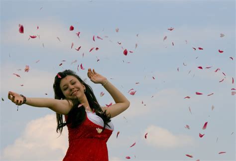 무료 이미지 소녀 바람 애정 빨간 비행 장난감 꽃잎 즐거움 감정 윈드 스포츠 연 스포츠 3322x2271 1075565 무료 이미지 Pxhere