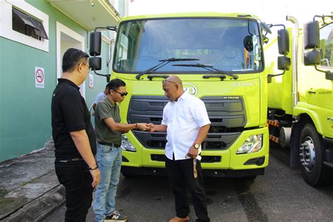 Simbolik Penyerahan Kunci Bagi 3 Buah Lori Compactor Majlis Daerah