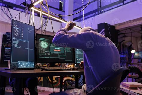 Hacker Consiguiendo Acceso Negado Mensaje En Computadora Pantalla Mientras Rotura Dentro Sitio