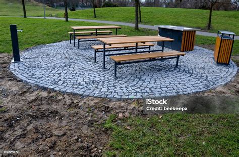 공원 좌석 나무 테이블과 벤치 피크닉과 바베큐 가스 그릴 스테인레스 스틸 싱크대가있는 주방은 음식을 씻고 손을 먹기에 좋습니다 원형 모양의 화강암 포장 표면 나무 판넬