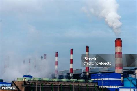 발전소 제조 전기 산업 공장 전력 건물 정유 공장 엔지니어링 스모그 증기 굴뚝 갈탄 전기 굴뚝은 산업 공장의 오염을 방출합니다