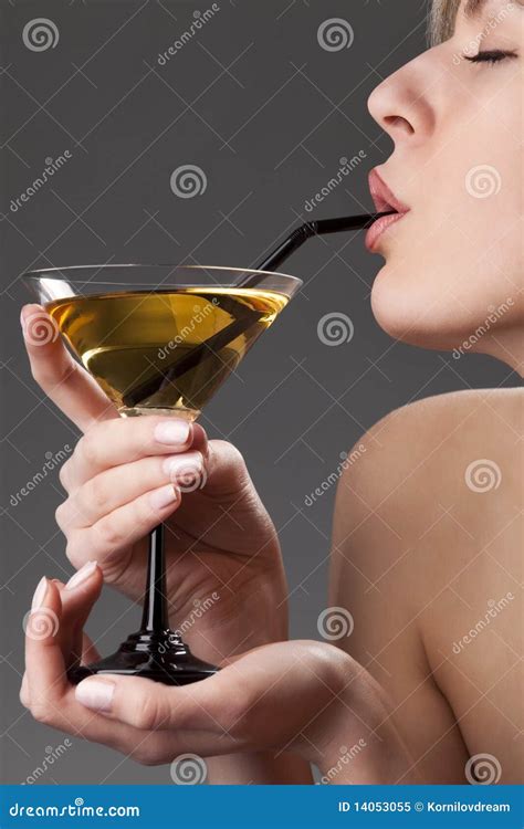 Frau Mit Glas Des Cocktails Stockbild Bild Von Hand Flirt 14053055
