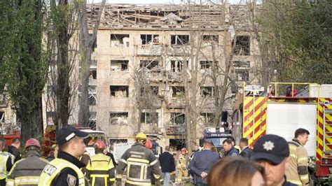 Двоє киян у важкому стані після атаки — відео Читайте на Ukr Net