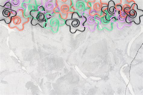 오래 된 회색 시멘트에 스타의 형태로 흩어져 색깔된 종이 클립 0명에 대한 스톡 사진 및 기타 이미지 0명 강철 검은색 Istock