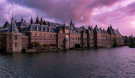 Un Edificio Con Un Letrero Rojo Que Dice El Nombre De La Ciudad En El