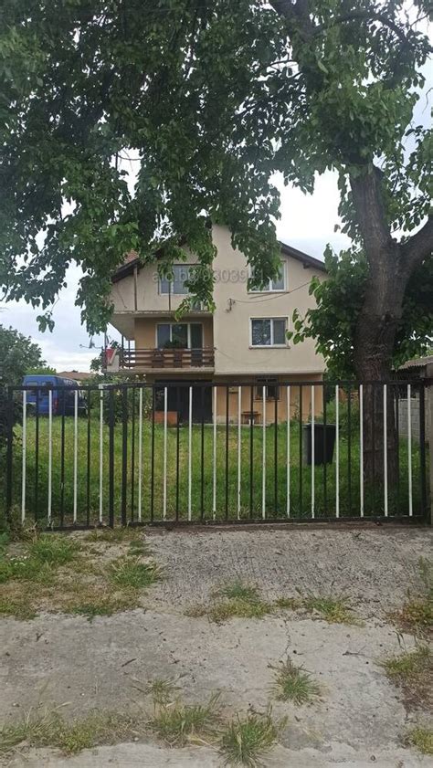 Продавам къща Триетажна къща 308 кв м РЗП 980 кв м двор Къщи Вили Страцин За повече и