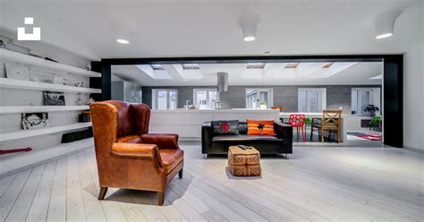 가구와 벽난로가 가득한 거실 사진 Unsplash의 무료 인테리어 디자인 이미지