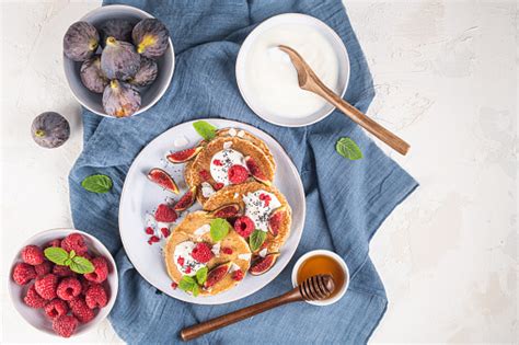 라즈베리 무화과 요구르트 코코넛 향 꿀 민트 잎을 접시에 넣은 팬케이크 라즈베리에 대한 스톡 사진 및 기타 이미지 라즈베리 팬케이크 0명 Istock