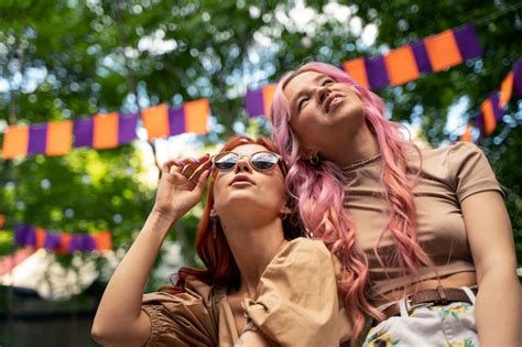 32 000 Candid Festival Pictures