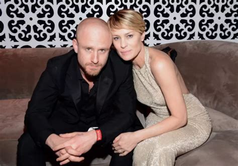 Robin Wrights Golden Globe Wardrobe Malfunction Side Boob Revealed