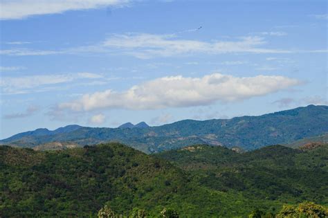 경치 경치가 좋은 고도 고요한 고요함 골짜기 광야 구름 구불구불한 해안 그림 같은 녹지 때묻지 않은 맑은