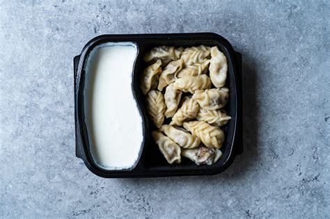 고기 토마토 소스 향신료와 요구르트와 그루지야 어 만두 Khinkali 플라스틱 상자 용기 패키지 힌젤을 멀리 가져 가라 0명에