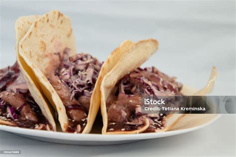 고수와 양파를 얹은 전통적인 멕시코 비리아 타코 멕시코에서 길거리 음식 타코에 대한 스톡 사진 및 기타 이미지 타코 가식적 미소 건강한 생활방식 Istock