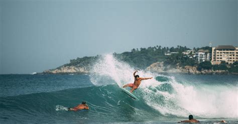바다 파도에 서핑하는 사람 · 무료 스톡 사진