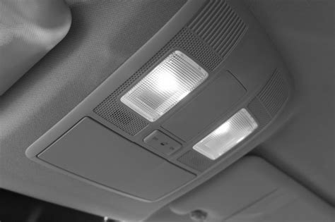車のルームランプを交換する方法は？ledランプの注意点と車検に通る条件 Moby モビー