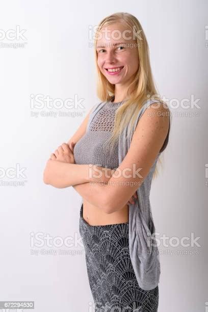 흰색 배경 넘어 팔 웃 고 행복 한 아름 다운 여자의 스튜디오 샷 30 39세에 대한 스톡 사진 및 기타 이미지 30 39세