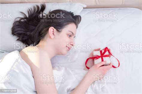 발렌타인 데이 아침 어린 갈색 머리 소녀 누워 에 이 침대에 들고 A 흰색 선물 상자 와 A 빨간 리본 에 집 16 17 살에 대한 스톡 사진 및 기타 이미지 Istock