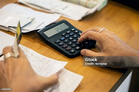 책상 위에 있는 계산기를 사용하여 재정을 계산하고 재택 사무실에서 소득 및 결과를 계산하고 세금의 날 회계사 재무 제표 가족 예산 비용 청구서를 계산하는 사람의 손 55