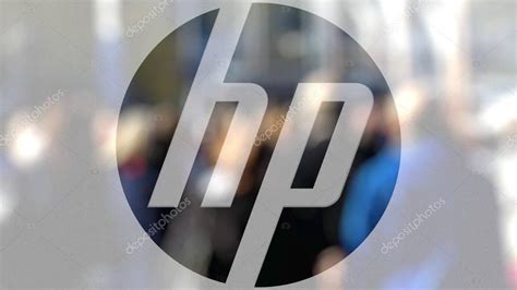 Logotipo De Hp Inc En Un Vaso Contra La Multitud Borrosa En El Steet Representación Editorial