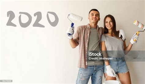 젊은 부부는 벽을 칠 할 준비가되어 있습니다 페인트 롤러와 화가 2020년에 대한 스톡 사진 및 기타 이미지 2020년 2명 Diy Istock