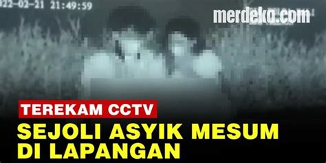 Video Astaga Sejoli Bali Terekam Cctv Beradegan Mesum Di Lapangan