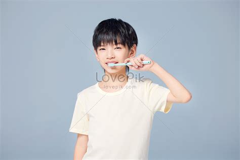 이를 닦는 어린 소년 사진 무료 다운로드 Lovepik
