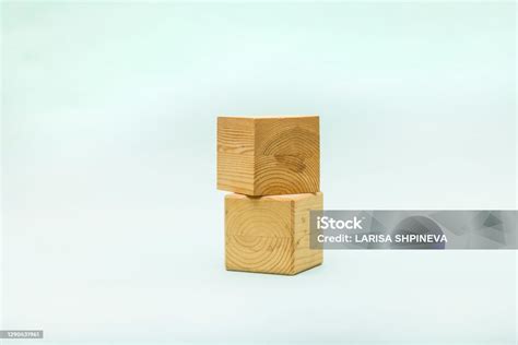 두 개의 나무 기하학적 모양과 추상 파스텔 배경 에코 제품을 위한 나무 큐브 상자의 형태 빈 쇼케이스 미니멀 한 스타일 목재