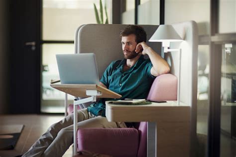 노트북 원격 작업 읽기 및 작업자 생산성 센터에서 일하는 사업가 웹 디자인 인터넷 분석 및 온라인 작업을 계획하는 책상에서 기술로 이메일을 입력하는 사업가 계획에 대한 스톡