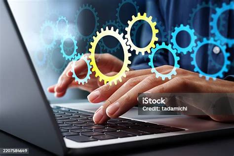 비즈니스 워크플로우 자동화 기술 및 시스템 많은 기어 아이콘 프로세스 자동화 기술을 관리하기 위해 랩톱 컴퓨터를 사용하는 사업가 개념에 대한 스톡 사진 및 기타 이미지