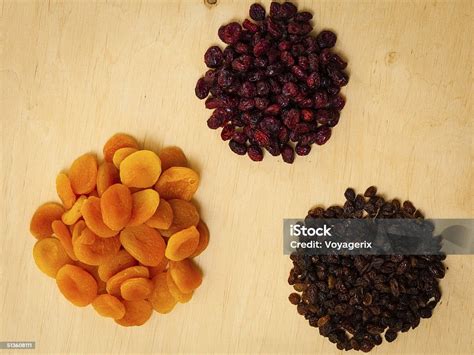 말린 과일 건포도 살구와 크랙커가 곁들어져 크랜베리 테이블 0명에 대한 스톡 사진 및 기타 이미지 0명 건조한 건포도 Istock